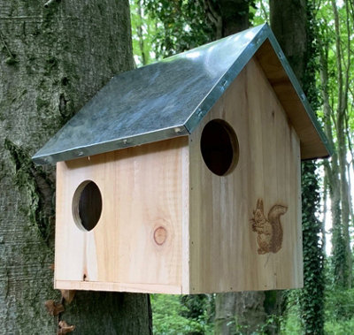 Wooden Garden Squirrel Nest Box House With Metal Roof