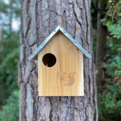 Wooden Garden Squirrel Nest Box House With Metal Roof