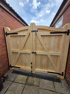Wooden Swan Neck Driveway Gates 2.7m x 1.8m Engineered Timber Handmade