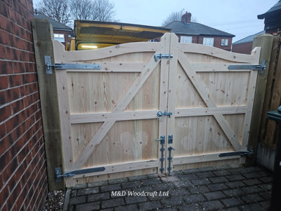 Wooden Swan Neck Driveway Gates 2.7m x 1.8m Engineered Timber Handmade