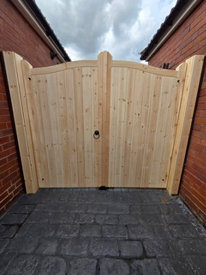 Wooden Swan Neck Driveway Gates 2.7m x 1.8m Engineered Timber Handmade