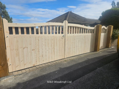 Wooden Swan Neck Driveway Gates Cottage Style 2.4m x 1.8m Engineered ...